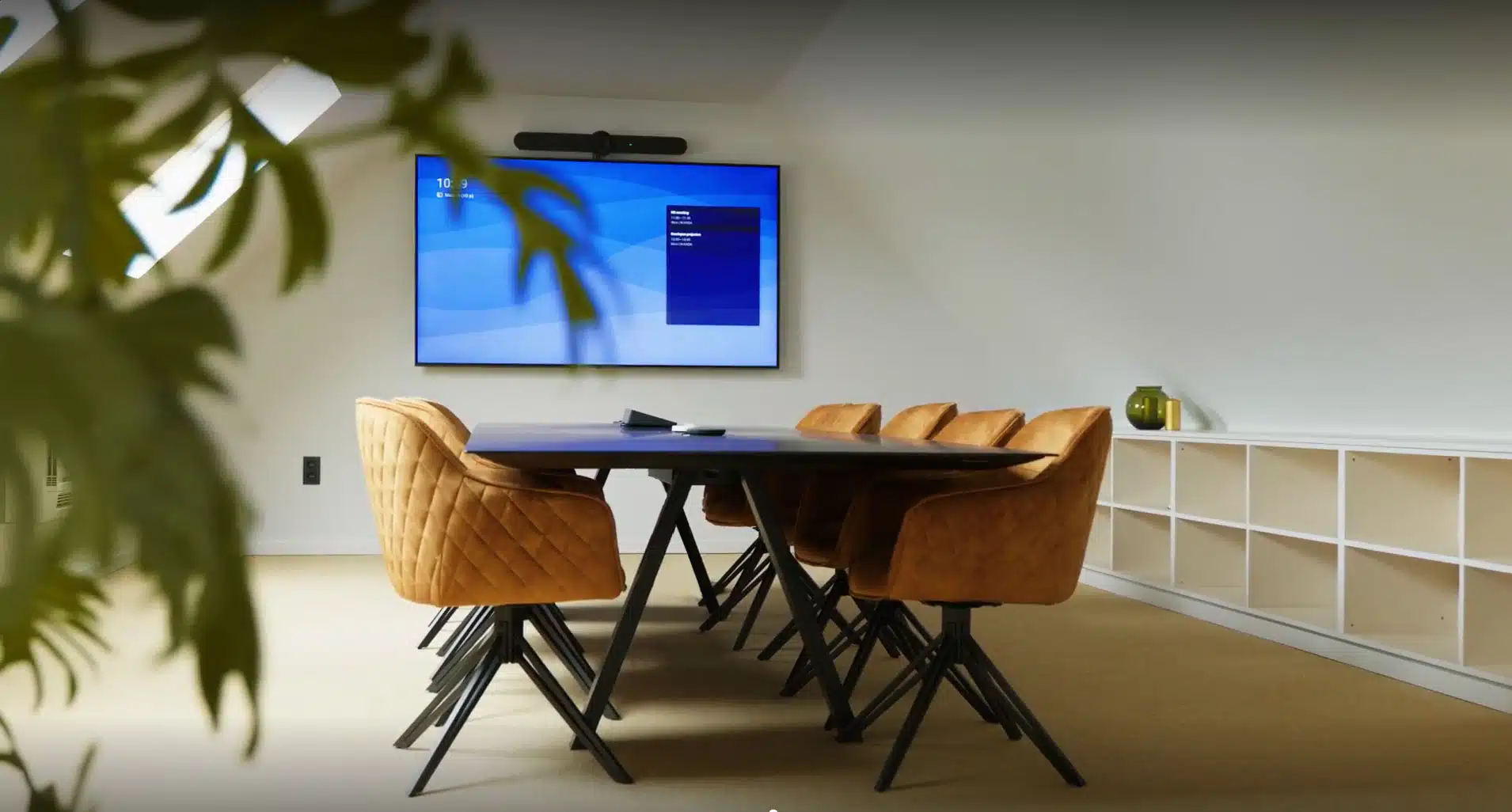 What is the ideal screen size for meeting rooms? | IKANDA